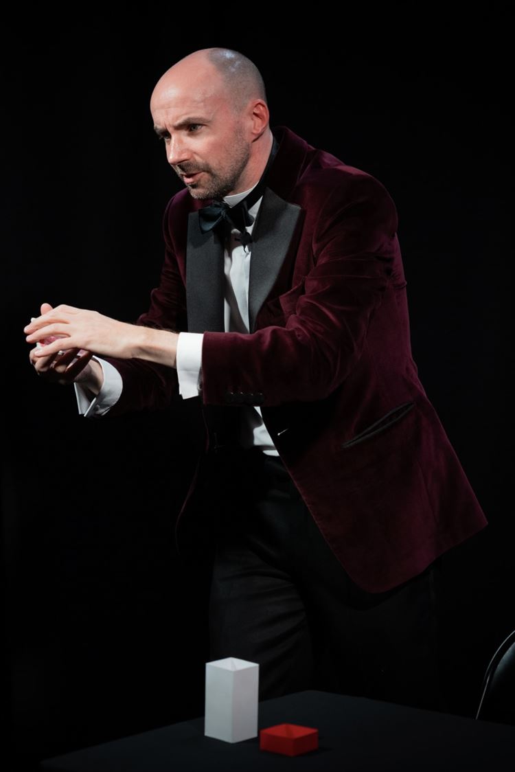 Caspar Thomas: The Art of Close-Up Magic